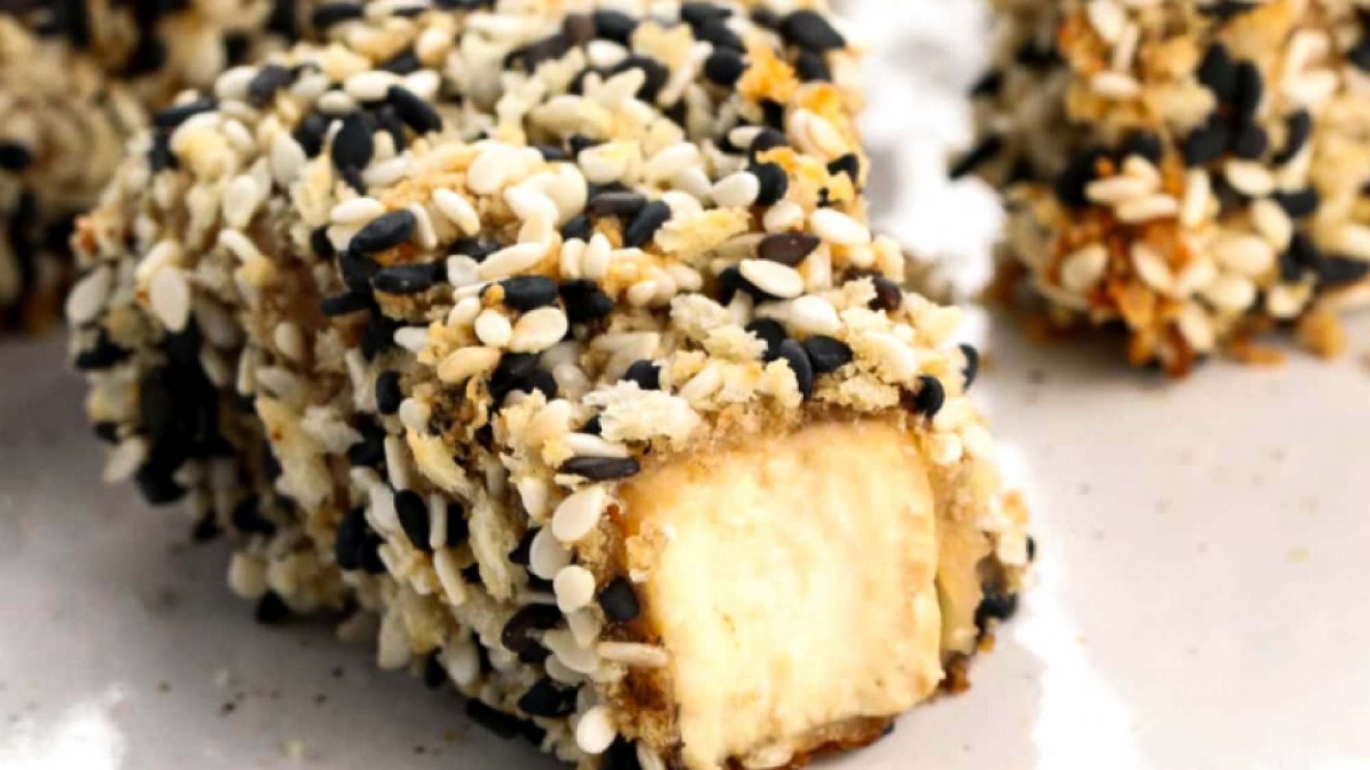 Receta: Tofu marinado con cobertura crujiente de sésamo - Mestizos Magazine